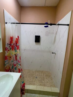 Toalhas de banho, sabonete, shampoo, papel higiênico
