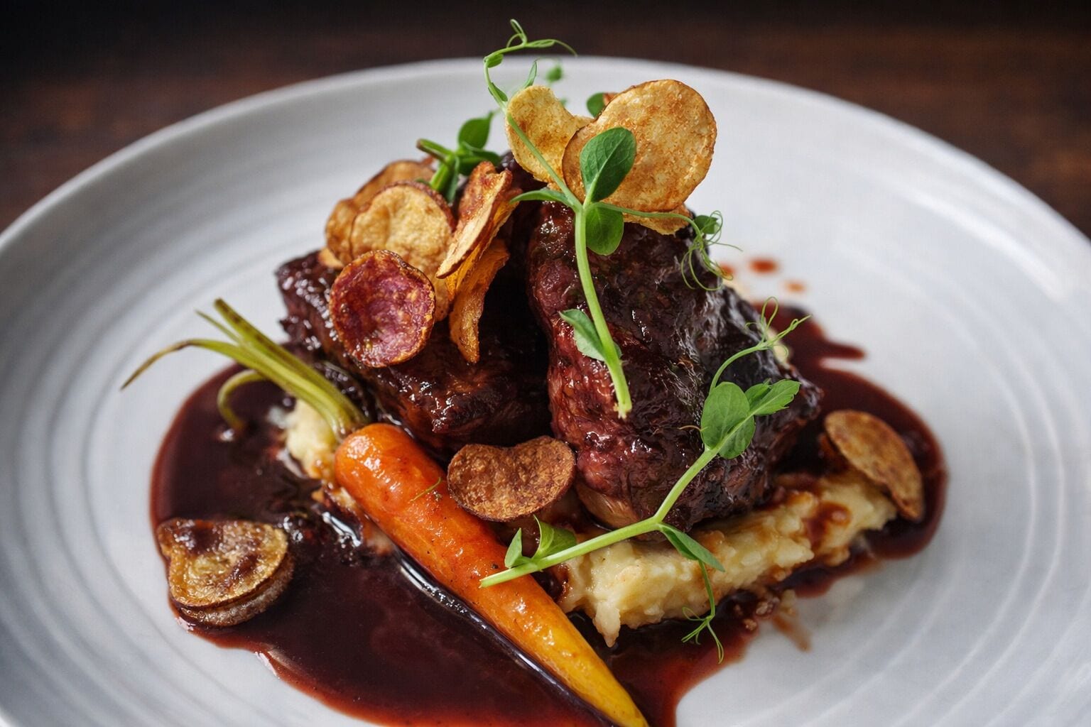 Prato com bife, legumes e acompanhamentos.