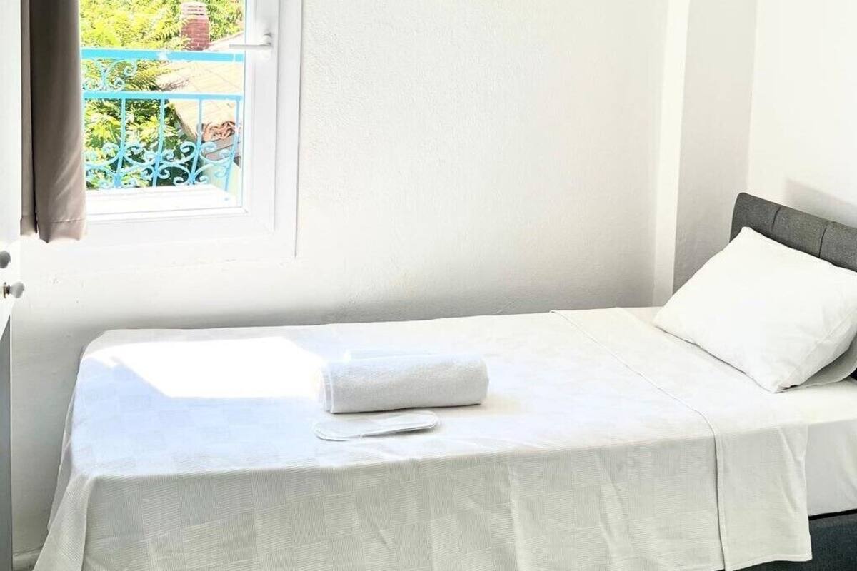 Quarto solteiro standard | Roupas de cama premium, Wi-Fi de cortesia