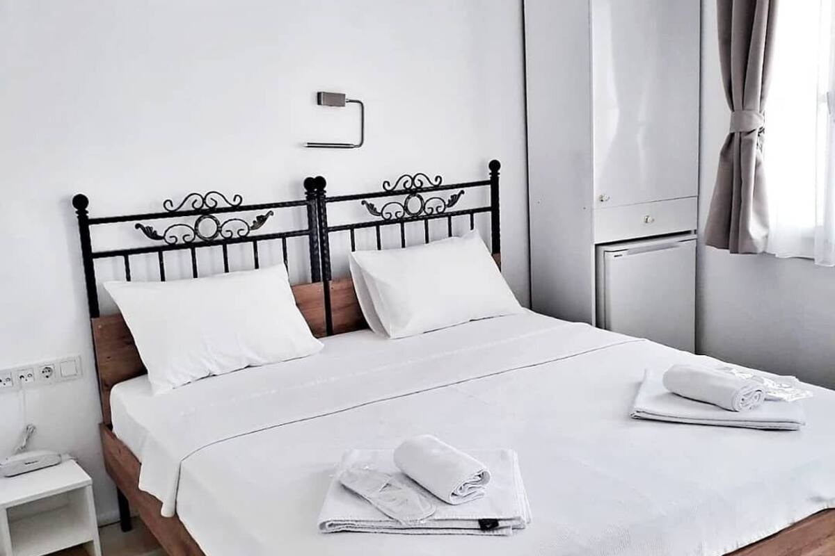 Quarto casal básico | Roupas de cama premium, Wi-Fi de cortesia