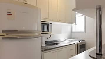 Apartamento Superior | Cozinha privada | Uma cafeteira/bule, um micro-ondas, uma placa de cozinha