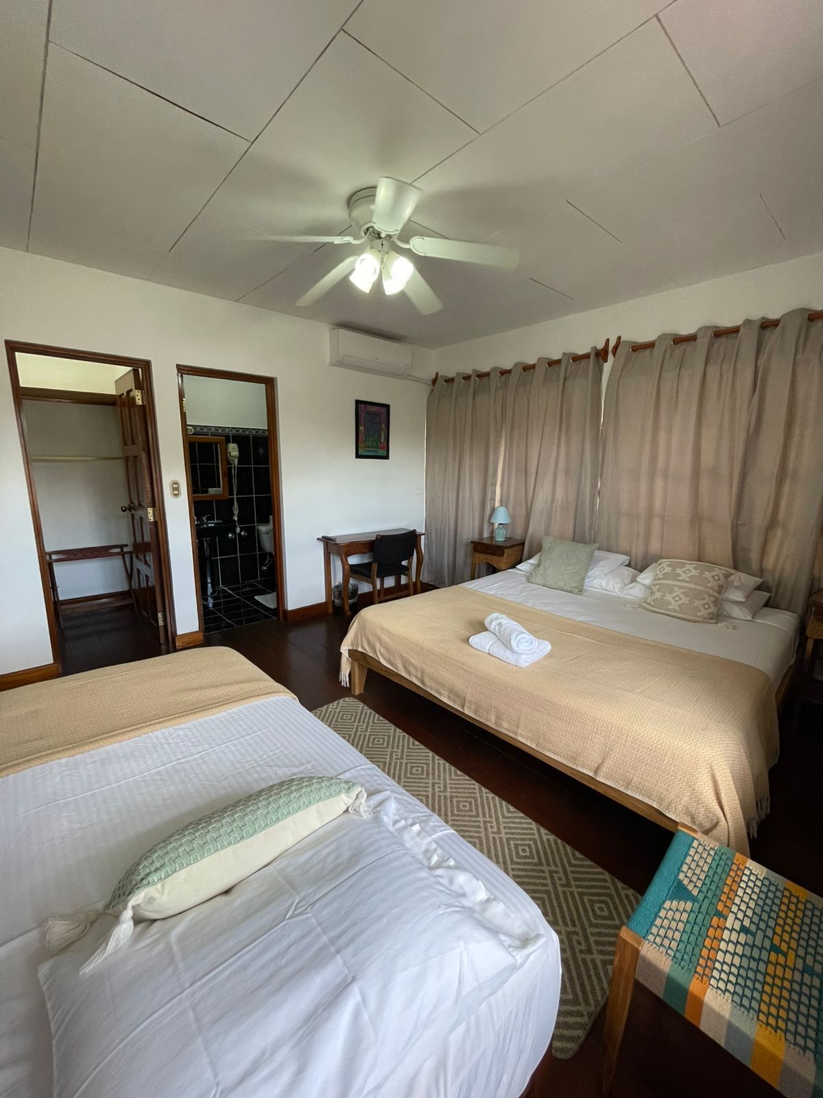Quarto Duplo Comfort | Cortinas/cortinados opacos, ferro/tábua de engomar, Wi-fi grátis 