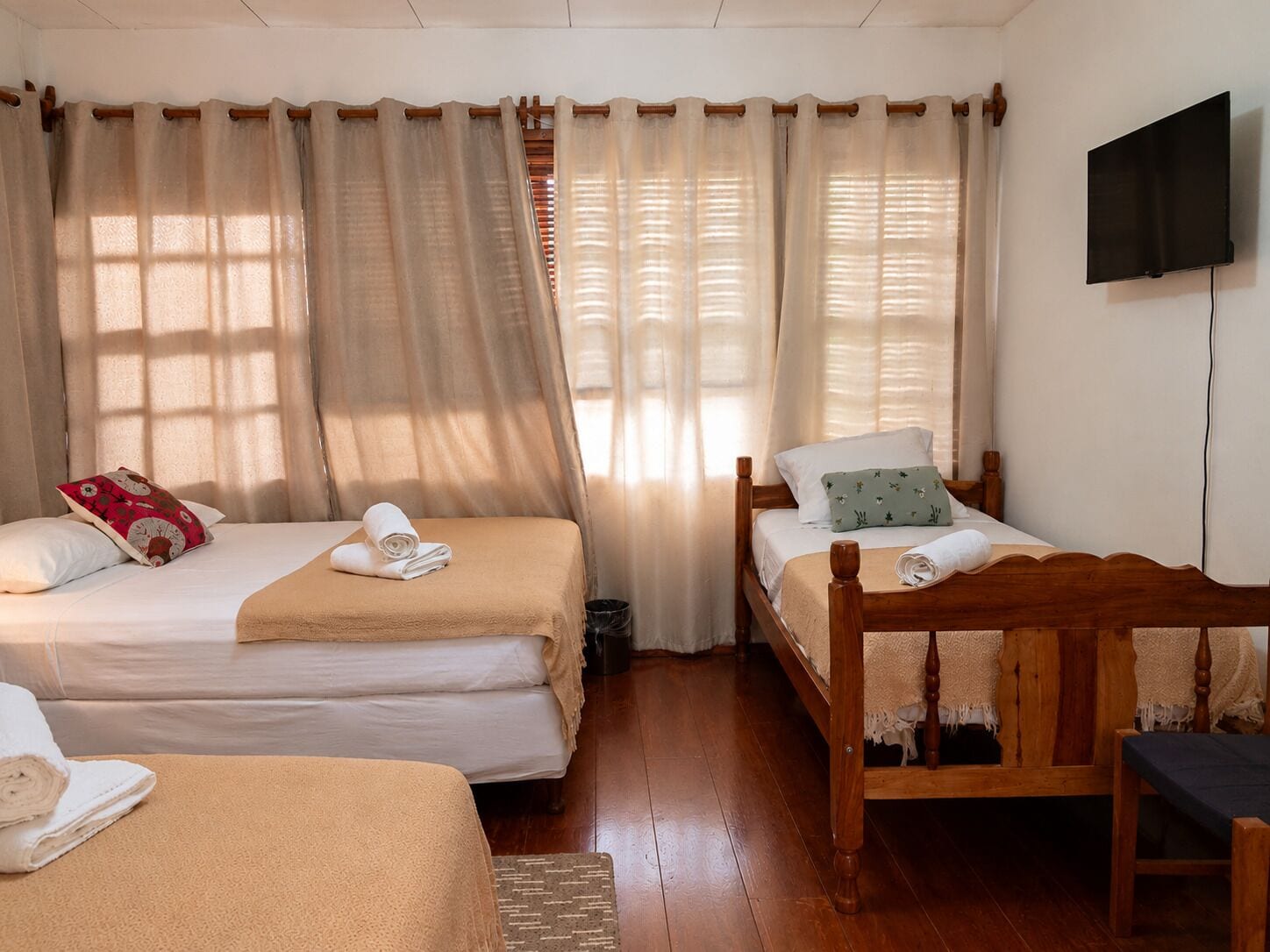 Quarto Triplo Deluxe | Cortinas/cortinados opacos, ferro/tábua de engomar, Wi-fi grátis 