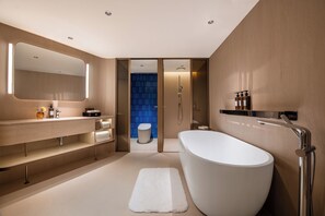 Suite de Luxo | Casa de banho | Um secador de cabelo, chinelos, toalhas fornecidas, champô 