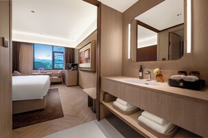 Quarto casal superior | Frigobar (abastecido com itens grátis), escrivaninha