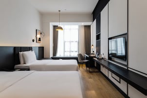 Quarto duplo conforto, vista para a cidade | Roupas de cama premium, edredons de pluma, camas Select Comfort