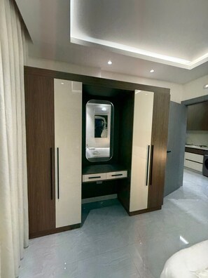 Quarto moderno com guarda-roupa, espelho e cama.