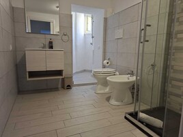 Apartamento, varanda, vista parcial para o mar | Casa de banho | Chinelos 