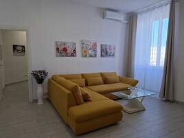 Apartamento, varanda, vista parcial para o mar | Sala de estar