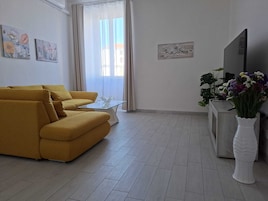 Apartamento, varanda, vista parcial para o mar | Sala de estar