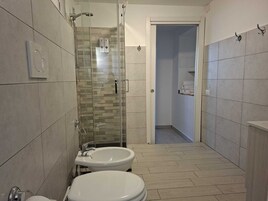 Apartamento, sacada, vista parcial para o mar | Banheiro | Chinelos