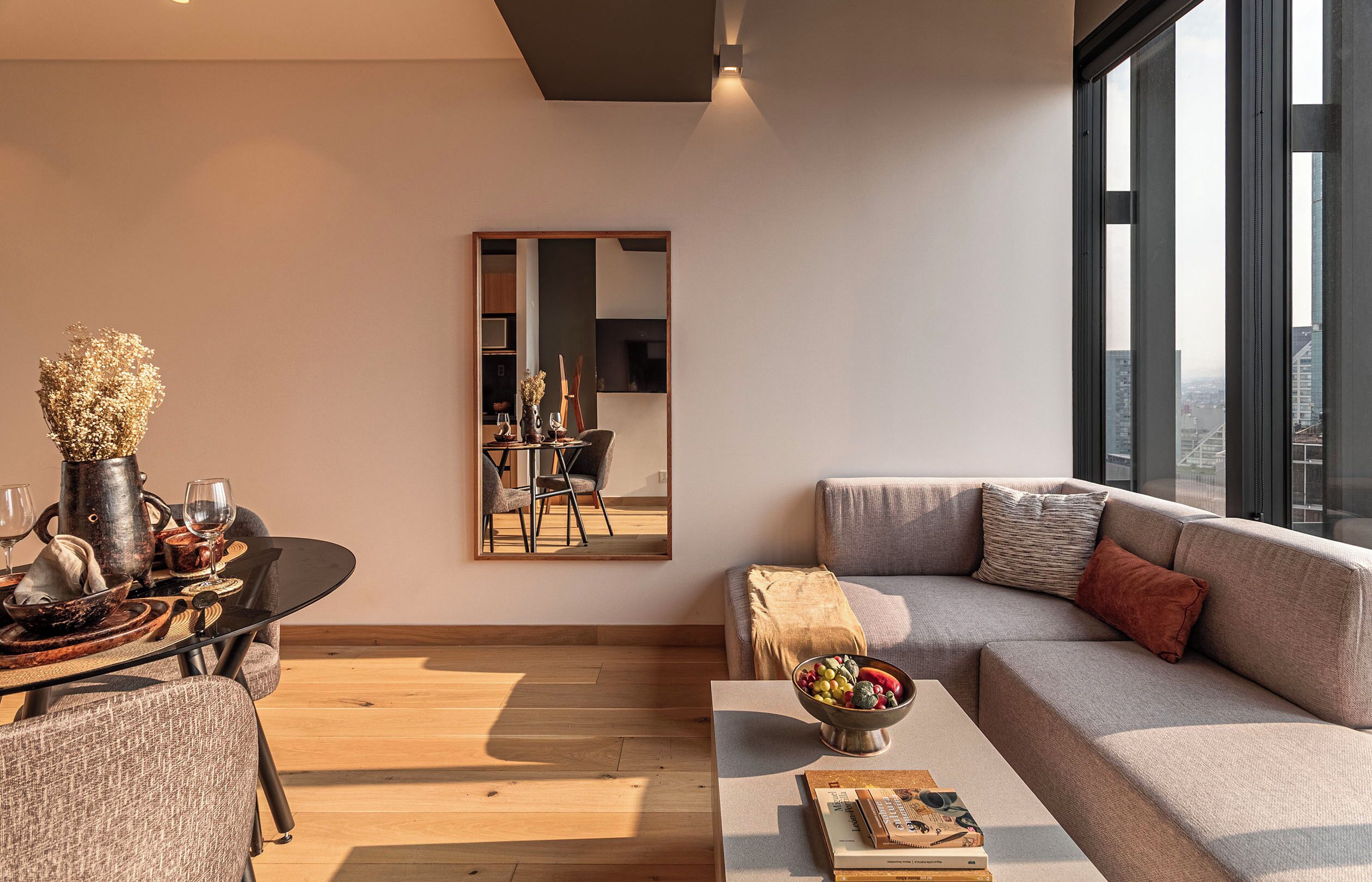 Suite Deluxe, Vista para a cidade | Sala de estar | Smart TV de 55 polegadas com canais digitais 