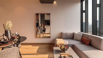 Suite Deluxe, Vista para a cidade | Sala de estar | Smart TV de 55 polegadas com canais digitais