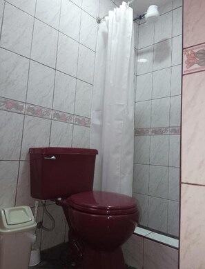 Quarto Duplo Básico, pátio, vista para o pátio | Casa de banho | Artigos de higiene pessoal grátis 