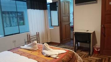 Quarto casal básico, varanda, vista para o pátio | Escrivaninha, espaço de trabalho para notebook, quartos à prova de som