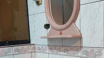 Quarto casal básico, varanda, vista para o pátio | Banheiro | Produtos de toalete grátis, secador de cabelo (mediante solicitação)