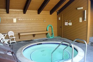 Mountain Condo Spa Pool and Ski Shuttle Access, Mammoth Lakes: Hotel ...