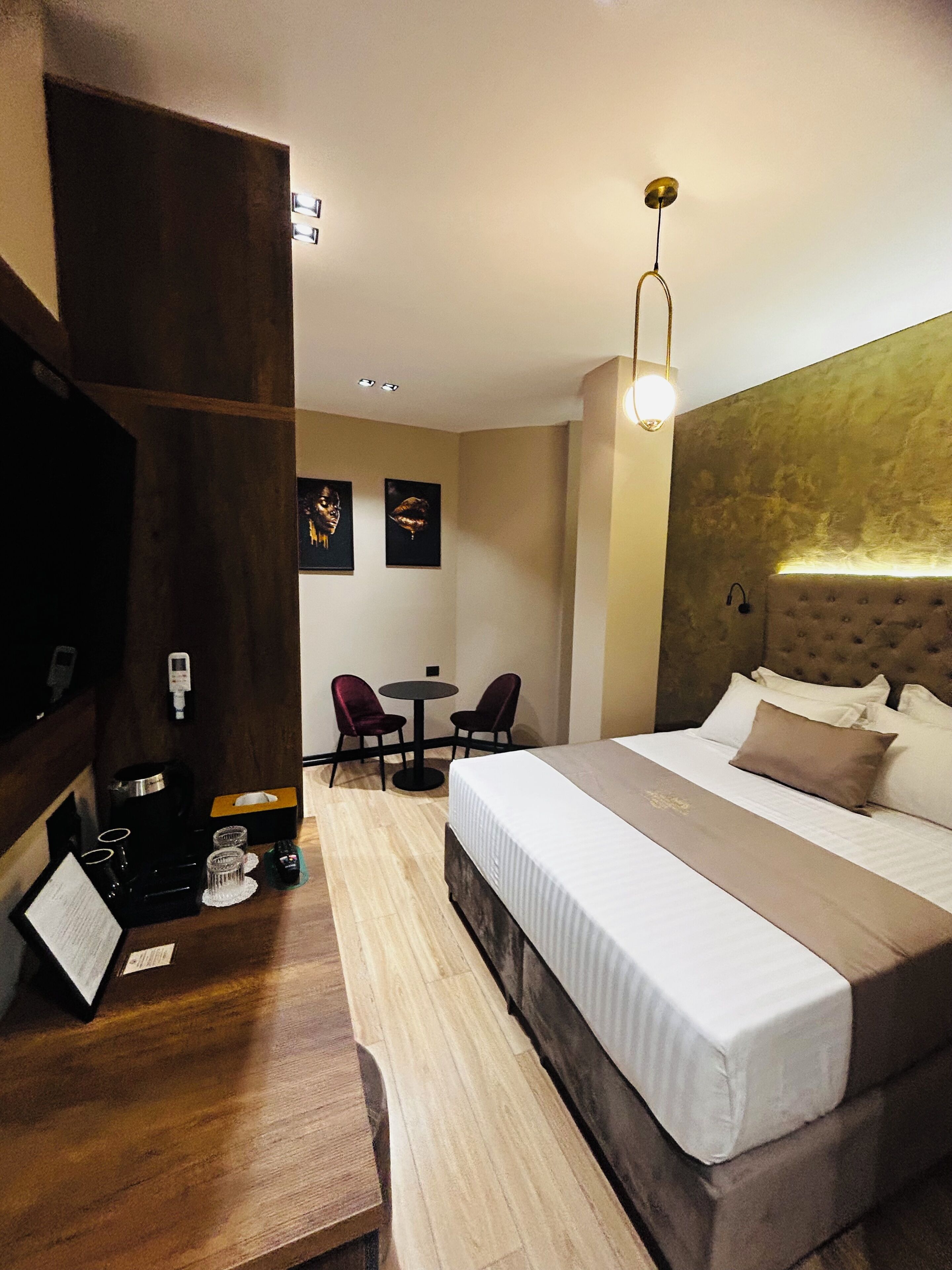 Quarto luxo, 1 cama Queen | Escrivaninha, cortinas blackout, quartos à prova de som