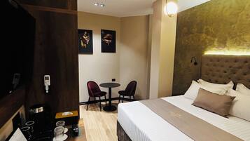 Quarto luxo, 1 cama Queen | Escrivaninha, cortinas blackout, quartos à prova de som