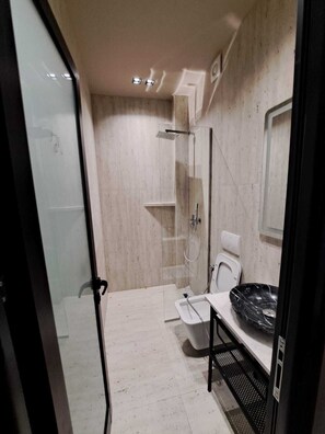 Suíte luxo, vista para a cidade | Banheiro | Produtos de toalete grátis, secador de cabelo, chinelos 
