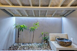 Quarto Duplo Deluxe, vista para o mar | Casa de banho | Toalhas fornecidas, sabão, champô, papel higiénico 