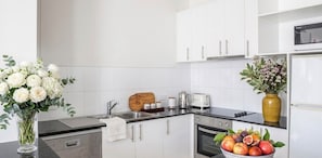 Um frigorífico/congelador grande, um micro-ondas, um forno 