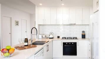 Apartamento luxo, sacada, vista para a cidade | Cozinha privada | Máquina de café expresso, cafeteira/chaleira, chaleira elétrica