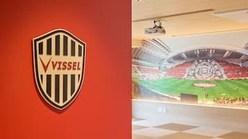 Um estádio com uma multidão grande, um projetor no teto e um logotipo na parede.