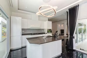 Villa de Luxo, vista para o jardim | Cozinha privada