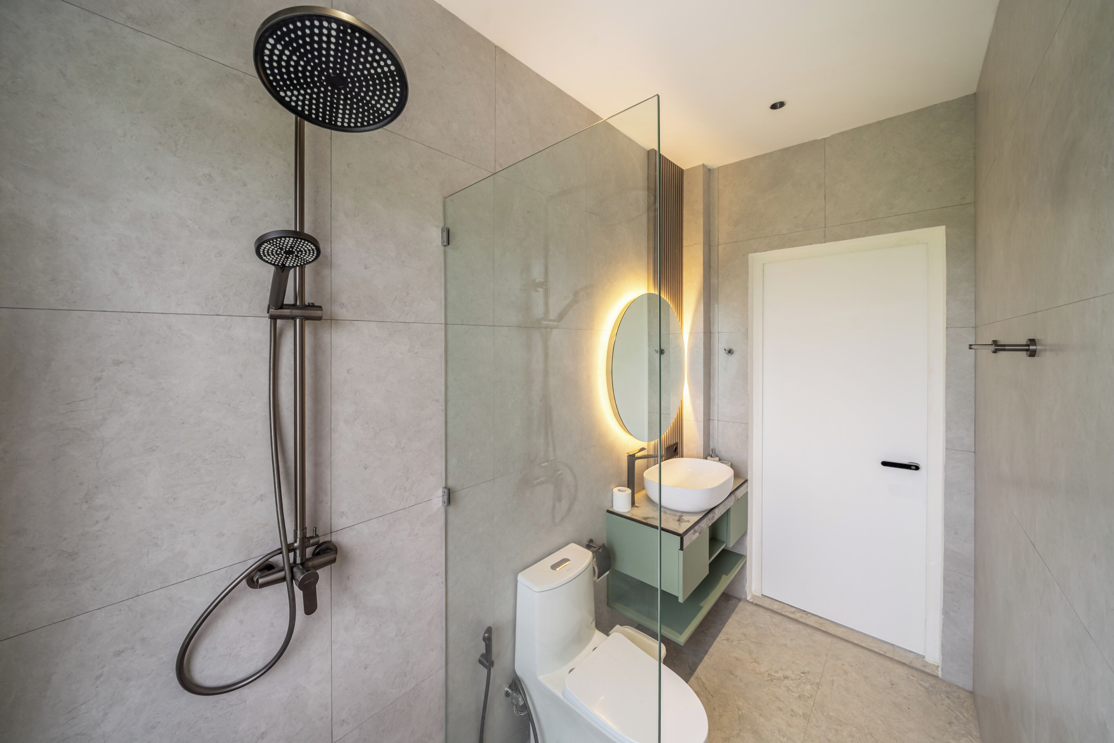 Villa Executiva, vista para a piscina | Casa de banho | Roupões, chinelos, um bidé 