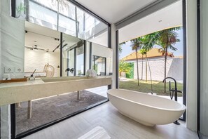 Vila superluxo, 4 quartos, piscina particular | Banheiro | Roupões de banho, chinelos, bidê 