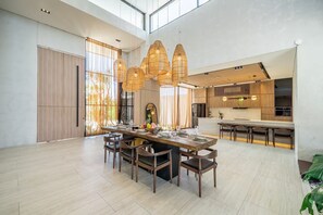 Vila superluxo, 4 quartos, piscina particular | Opções para refeição