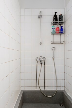 Apartamento, 1 cama Queen, vista para a cidade | Banheiro | Chuveiro, secador de cabelo, bidê, toalhas de banho