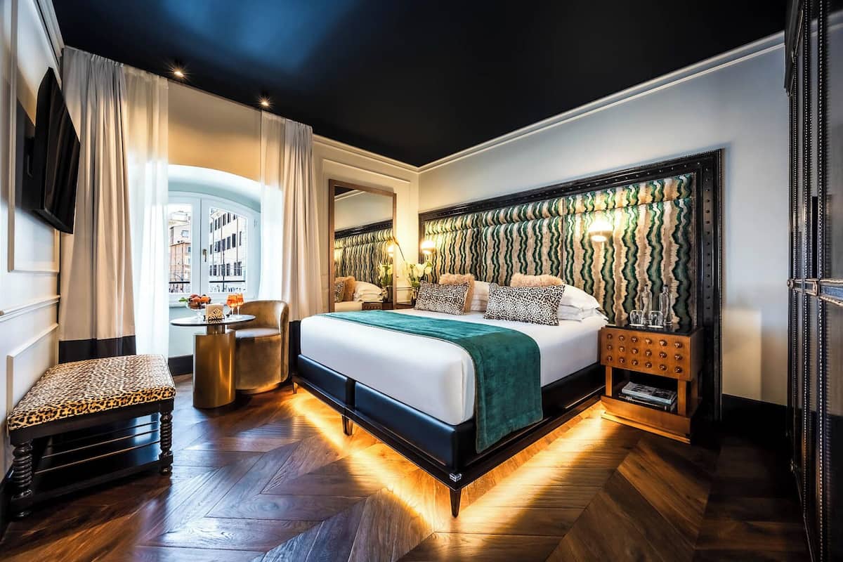 Quarto Duplo Deluxe | Roupa de alta qualidade, camas de colchão viscoelástico, minibar