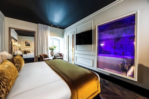 Quarto (Deluxe King Room) | Roupa de alta qualidade, camas de colchão viscoelástico, minibar