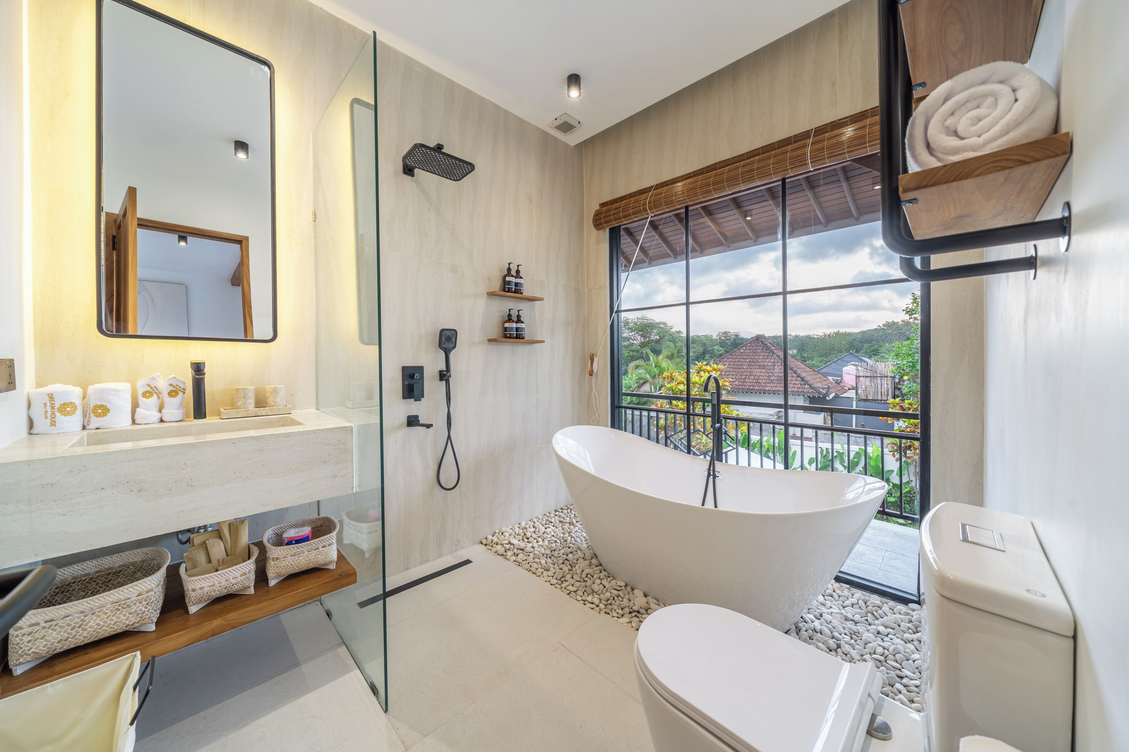 Villa de Luxo, vista para a piscina | Casa de banho | Roupões, chinelos, um bidé 