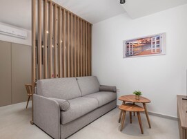 Apartamento (Standard Apartment with Balcony) | Sala | Televisor de ecrã plano de 32 polegadas com canais via satélite