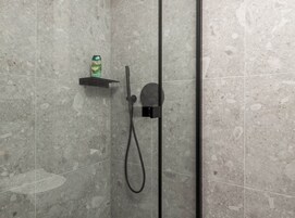 Apartamento (Classic Apartment with Balcony) | Casa de banho | Um polibã, toalhas fornecidas