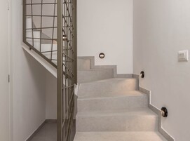 Apartamento (Classic Apartment with Balcony) | Escadas