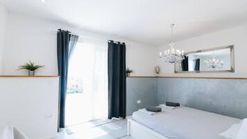 Apartamento (Three Bedroom Apartment with Balcony) | 2 quartos, berços/camas para crianças