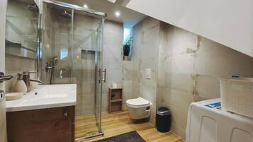 Apartamento (Three Bedroom Apartment with Balcony) | Casa de banho | Um polibã, toalhas fornecidas