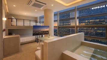 Deluxe Family room, Jacuzzi, City View | Cortinas/cortinados opacos, ferro/tábua de engomar, Wi-fi grátis