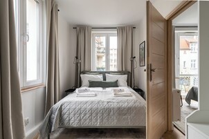 Apartamento Deluxe, varanda, junto à praia | Roupa de alta qualidade, ferro/tábua de engomar 