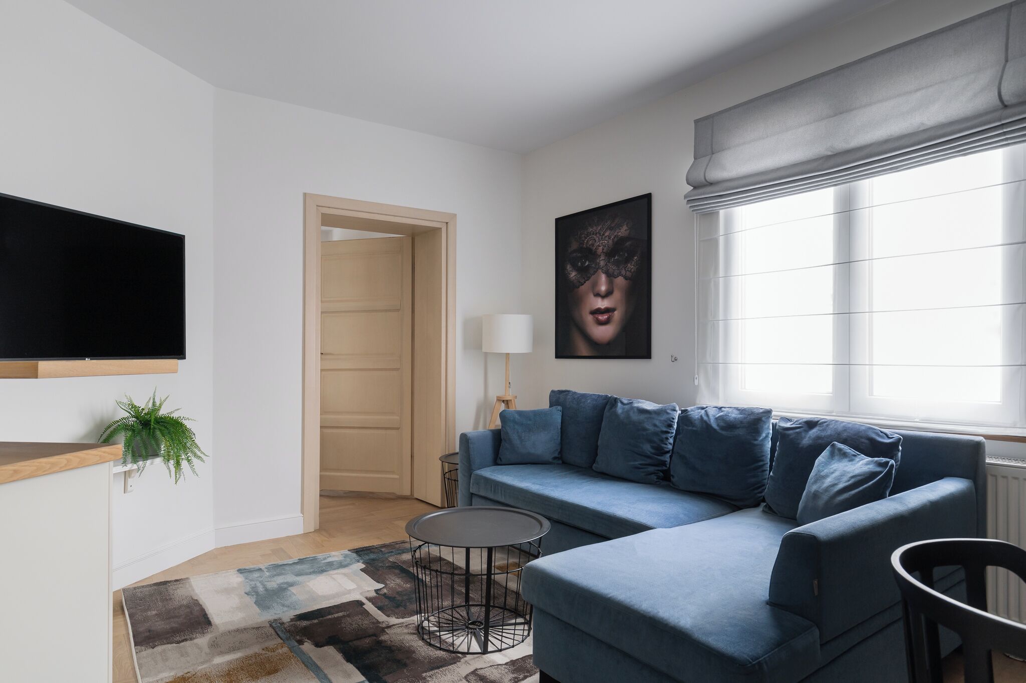 Apartamento Deluxe, varanda, junto à praia | Sala de estar | Televisor de ecrã plano de 40 polegadas com canais por cabo 