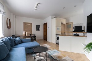 Apartamento luxo, sacada, ao lado da praia | Área de estar | TV de tela plana 40 polegadas com canais a cabo
