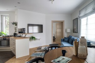 Apartamento Deluxe, varanda, junto à praia | Sala de estar | Televisor de ecrã plano de 40 polegadas com canais por cabo 
