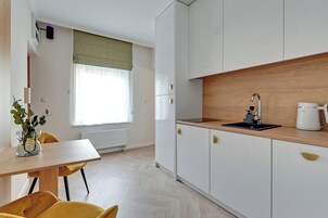 Estúdio Comfort, kitchenette | Cozinha privada | Uma cafeteira/bule, uma chaleira elétrica, uma torradeira 