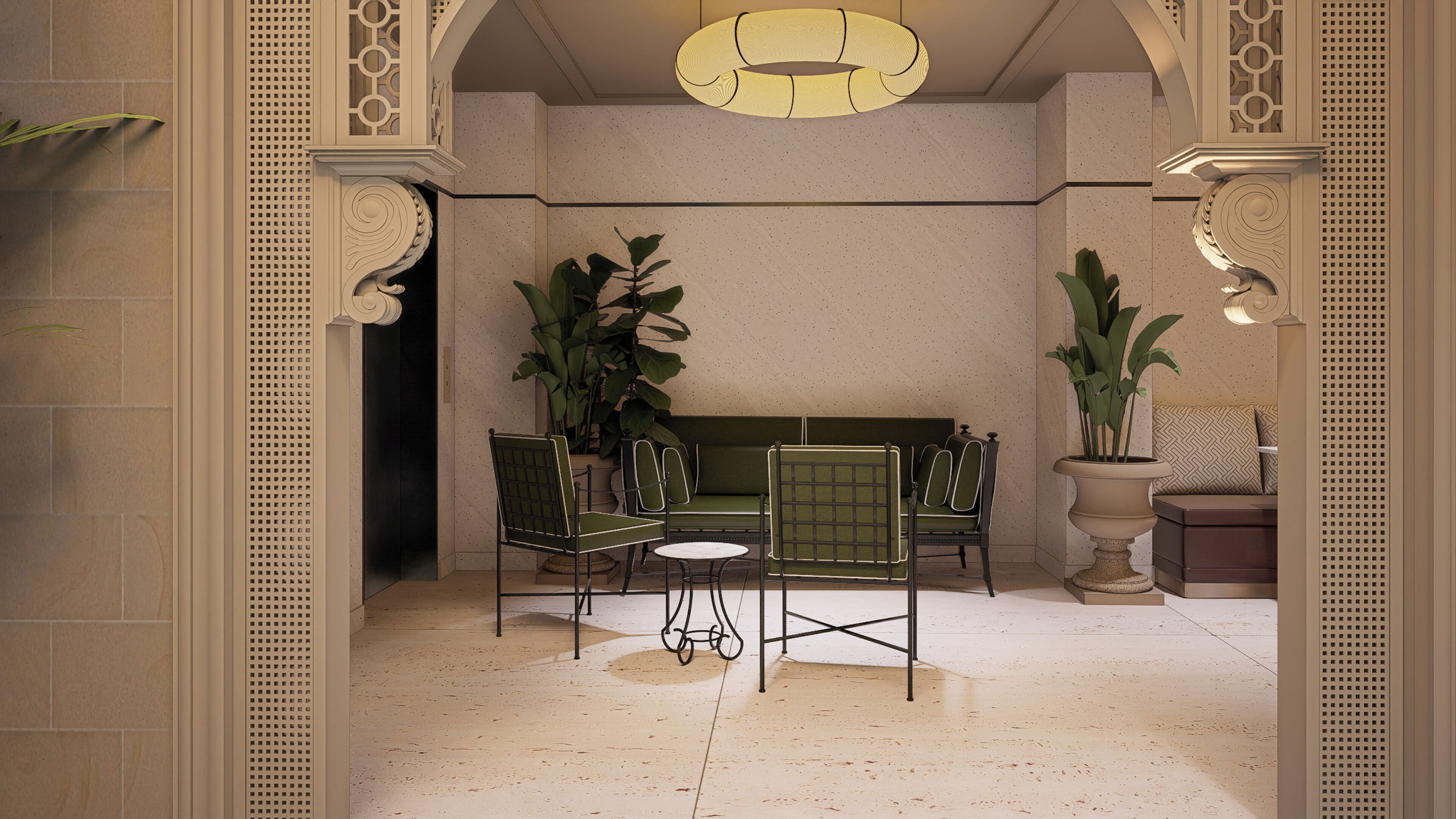 Um hall com um sofá verde, duas cadeiras, uma mesa e plantas em vasos.