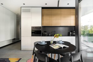Apartamento luxo, cozinha americana, vista para o pátio | Opções para refeição