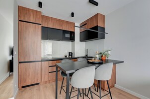 Apartamento Comfort, varanda | Cozinha privada | Uma cafeteira/bule, um frigorífico, uma placa de cozinha 